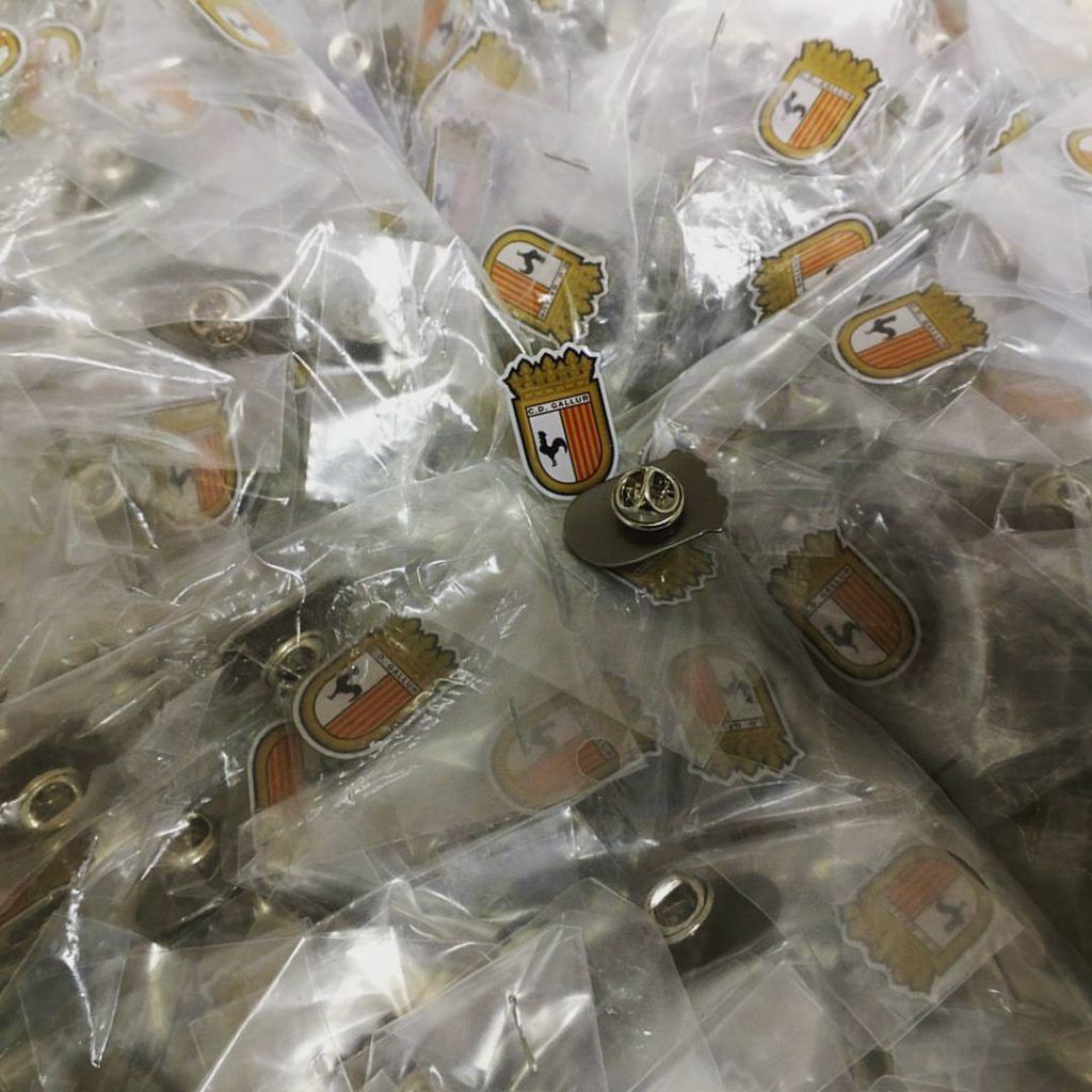 Pins de resina con formas - Chapea